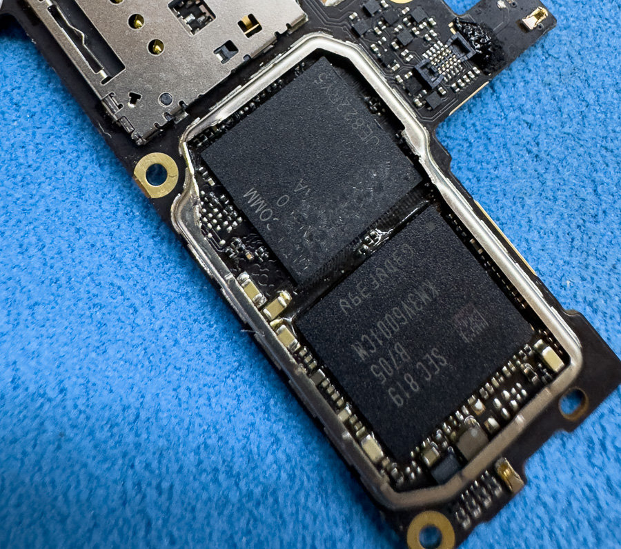 BlackBerry KEY2 再起動ループで電源が入らない症状の修理【基板復旧】 - 東京・大阪・滋賀のスマートフォン修理 スマートまっくす ...